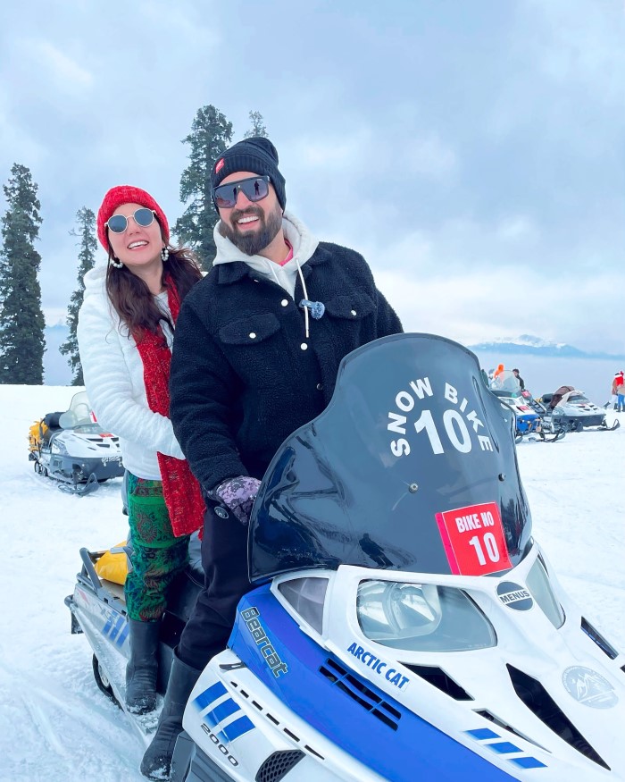 Resty Kamboj & Neha Bagga's Romantic Kashmir Snow Ride And Photoshoot - Filmibeat