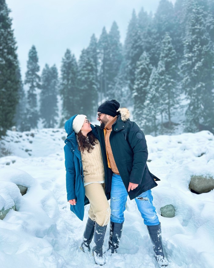 Resty Kamboj & Neha Bagga's Romantic Kashmir Snow Ride And Photoshoot - Filmibeat