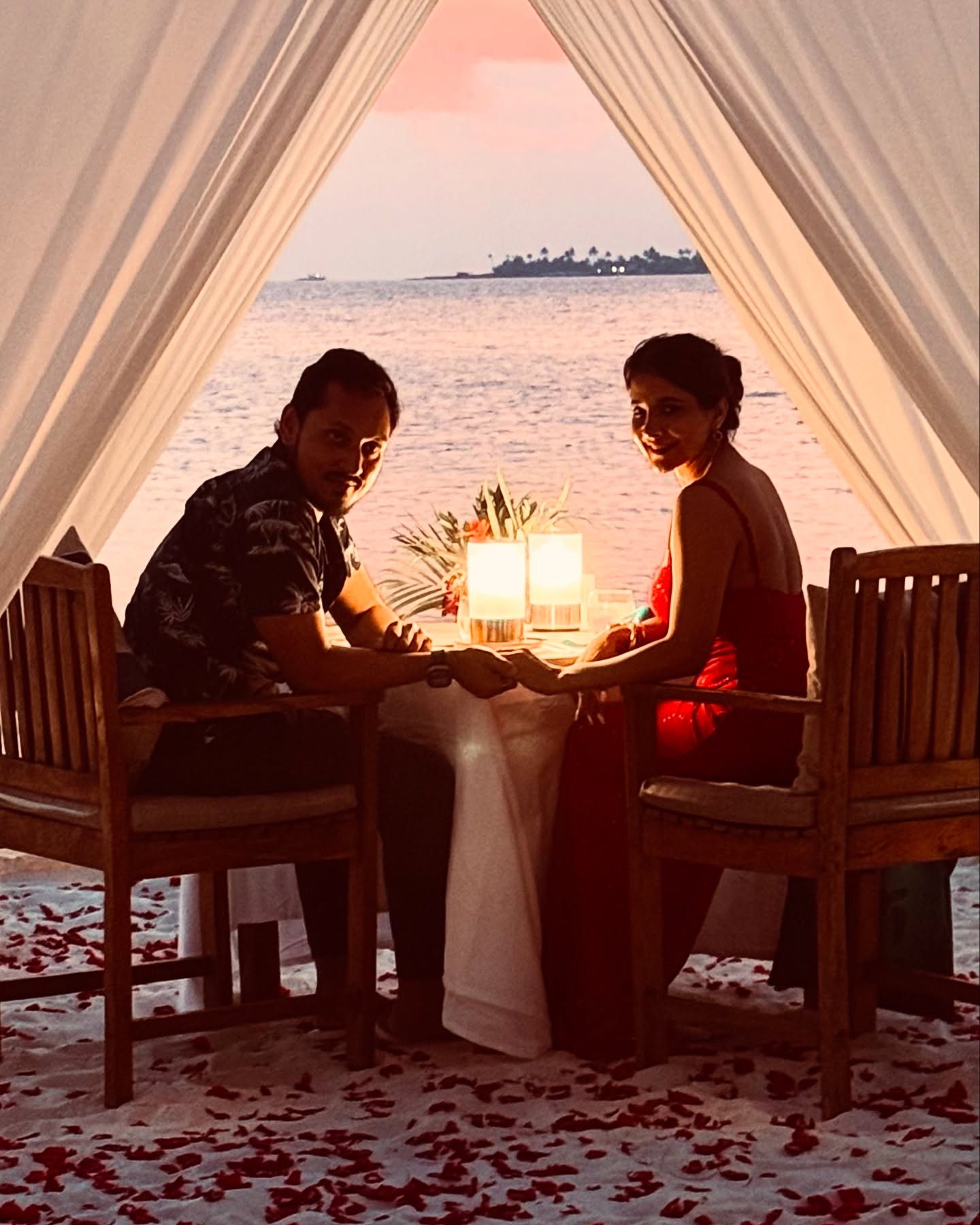 Sakshi Agarwal and Navneet Mishra's Romantic Candlelight Dinner at the Maldives Beach - Filmibeat