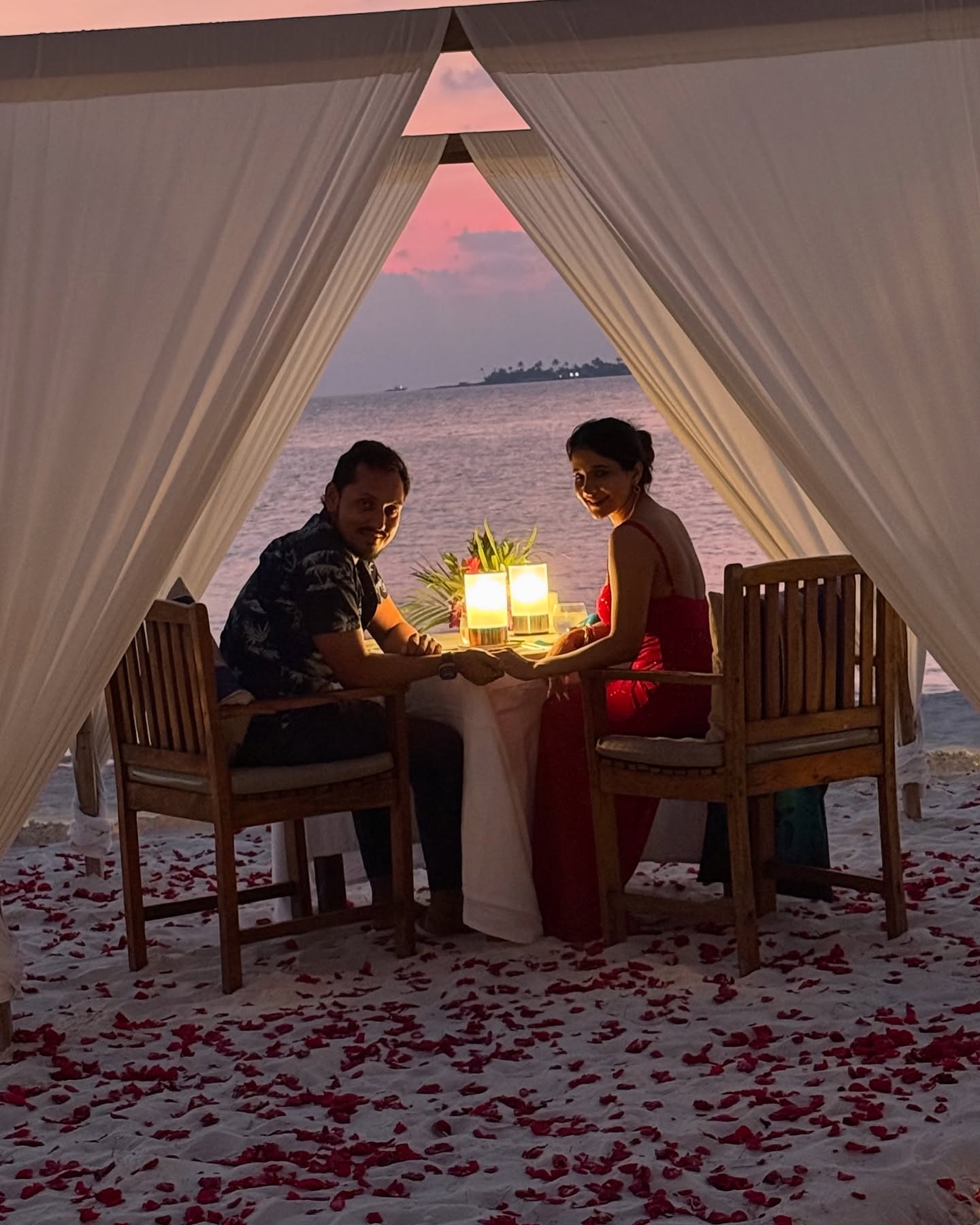 Sakshi Agarwal and Navneet Mishra's Romantic Candlelight Dinner at the Maldives Beach - Filmibeat