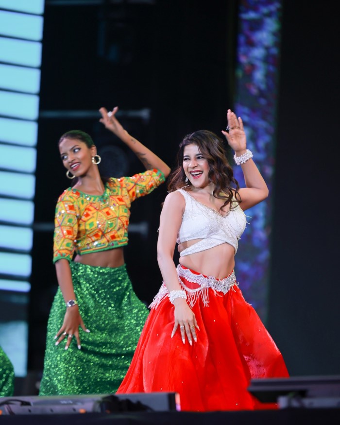 Sakshi Agarwal And Prabhu Deva's Electrifying Dance Performance: A Legendary Collaboration ...