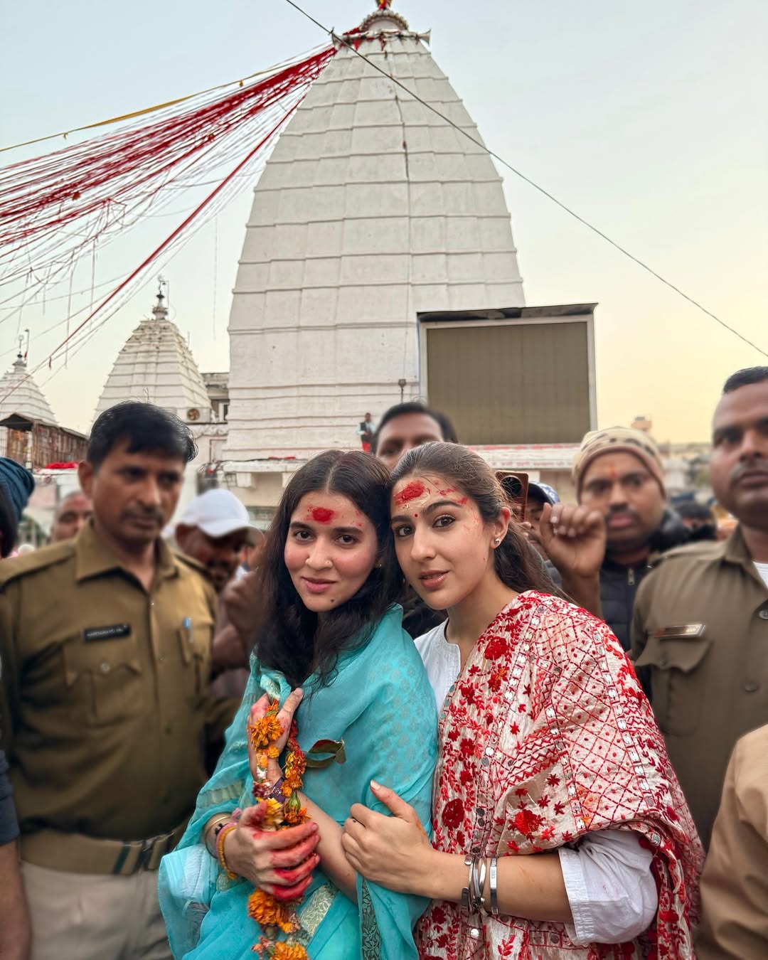Sara Ali Khan Visits Baidyanath Jyotirling In Devghar, Jharkhand: A Spiritual Journey - Filmibeat