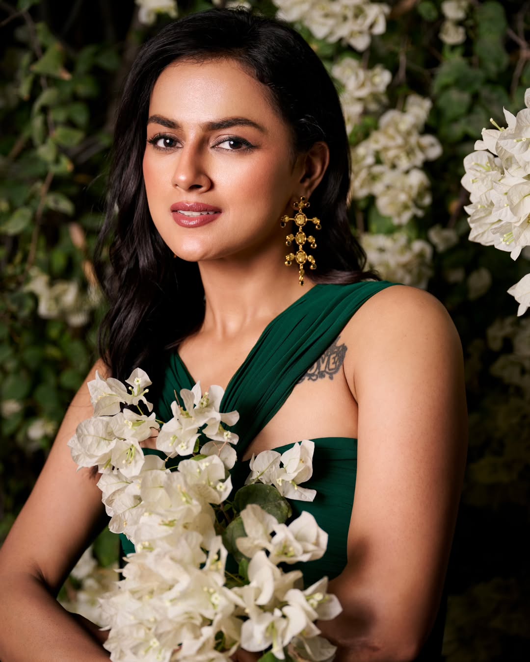 Shraddha Srinath: டாட்டூ தெளிவாக தெரியுற மாதிரி நச்சுனு ஒரு டிரஸ் ...