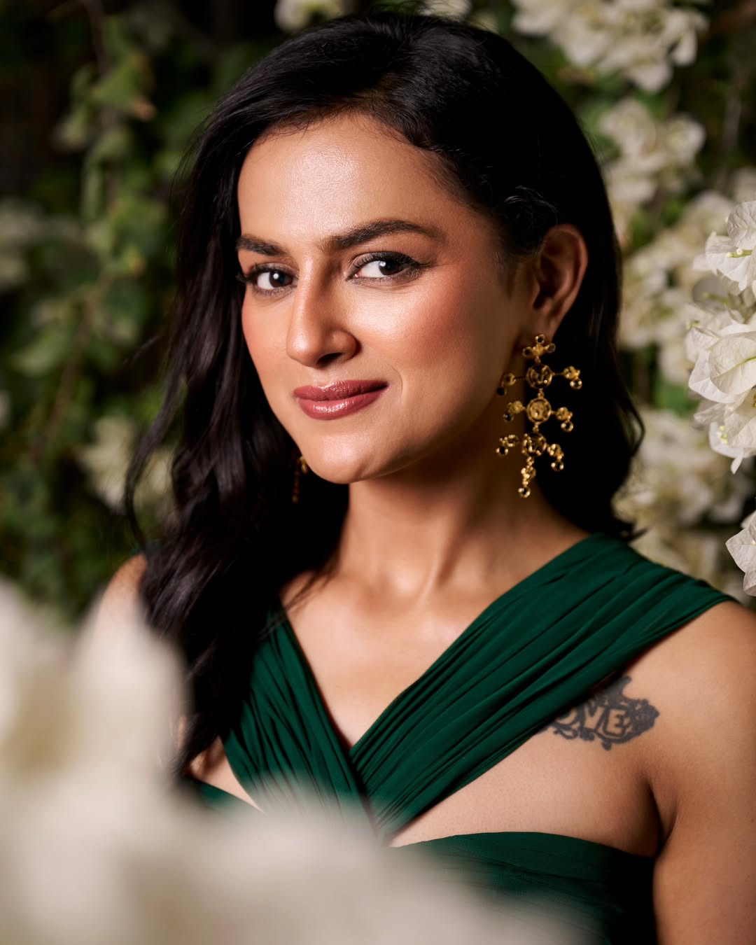 Shraddha Srinath: டாட்டூ தெளிவாக தெரியுற மாதிரி நச்சுனு ஒரு டிரஸ் ...