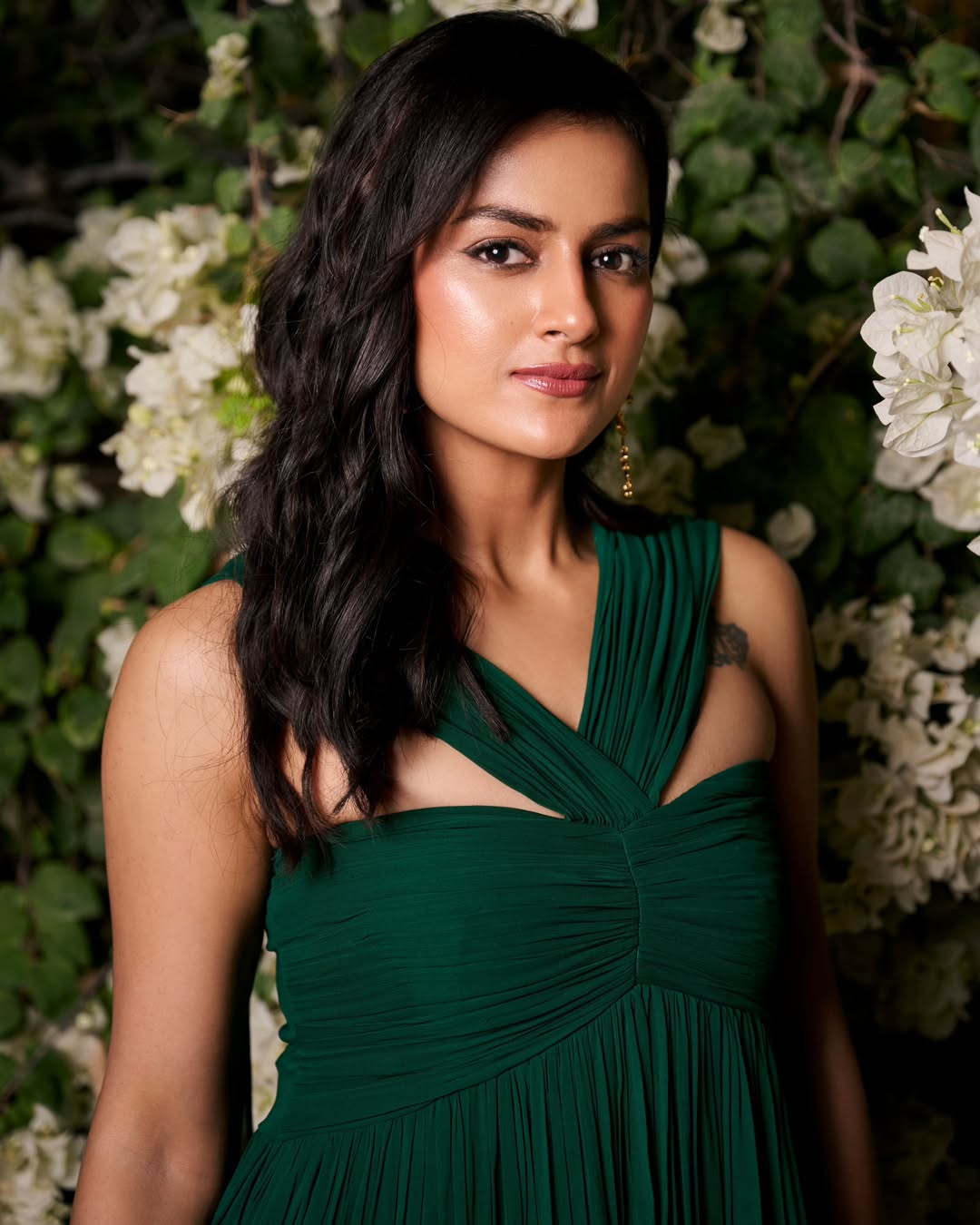 Shraddha Srinath: டாட்டூ தெளிவாக தெரியுற மாதிரி நச்சுனு ஒரு டிரஸ் ...