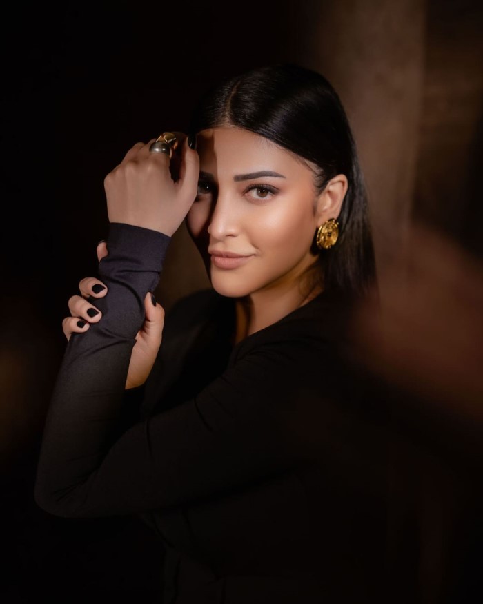 Shruti Haasan's Bold Black Look: A Perfect Blend Of Class And Style ...