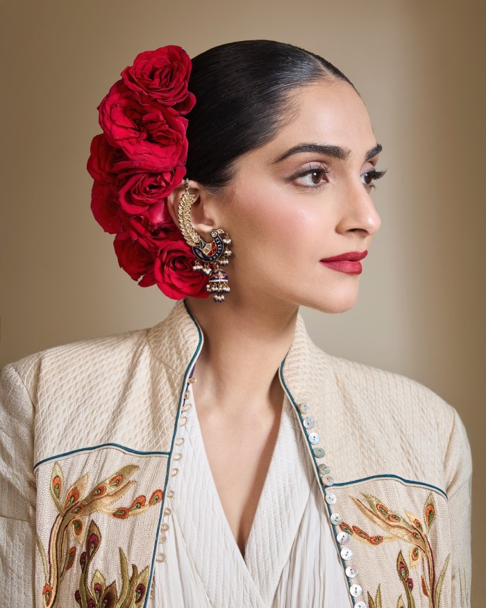 Sonam Kapoor Pays Tribute To Rohit Bal In Stunning Ivory Gown - Filmibeat