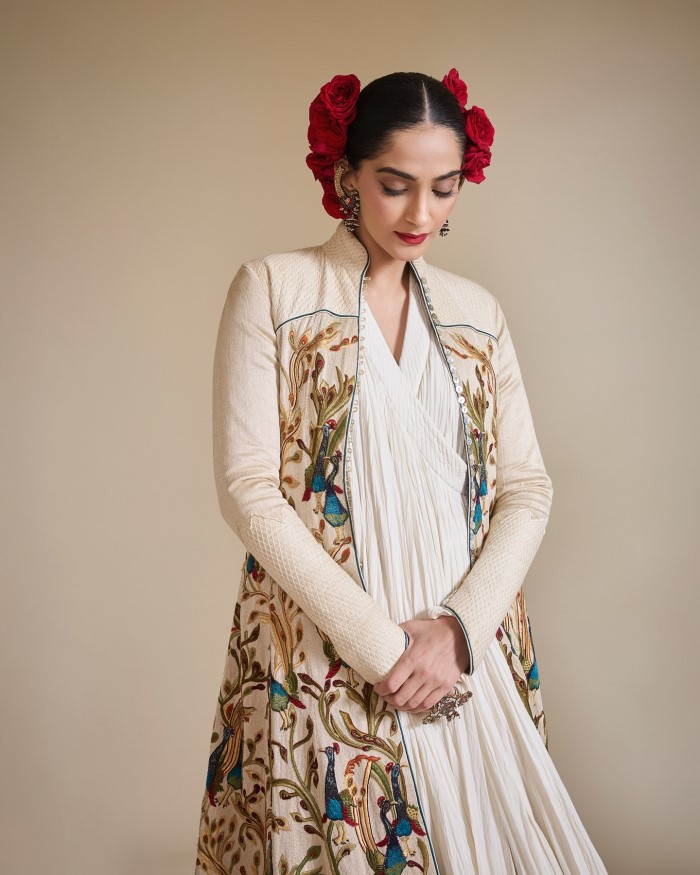 Sonam Kapoor Pays Tribute To Rohit Bal In Stunning Ivory Gown - Filmibeat