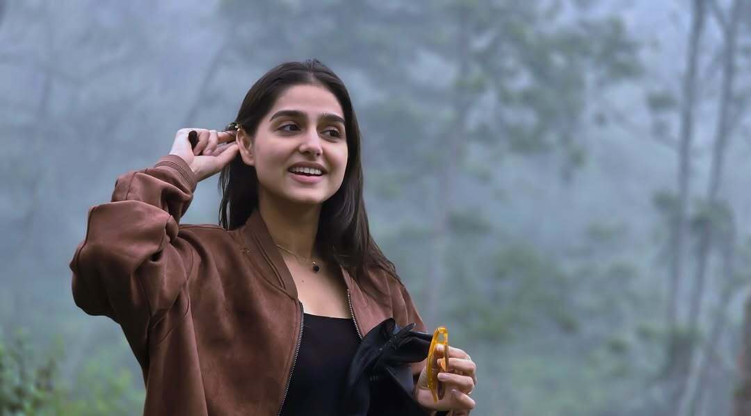 പ്രണയഭാവങ്ങളോടെ അനശ്വര; സുന്ദരീ എന്ന് ആരാധകര്‍ | Anaswara Rajan Looks ...