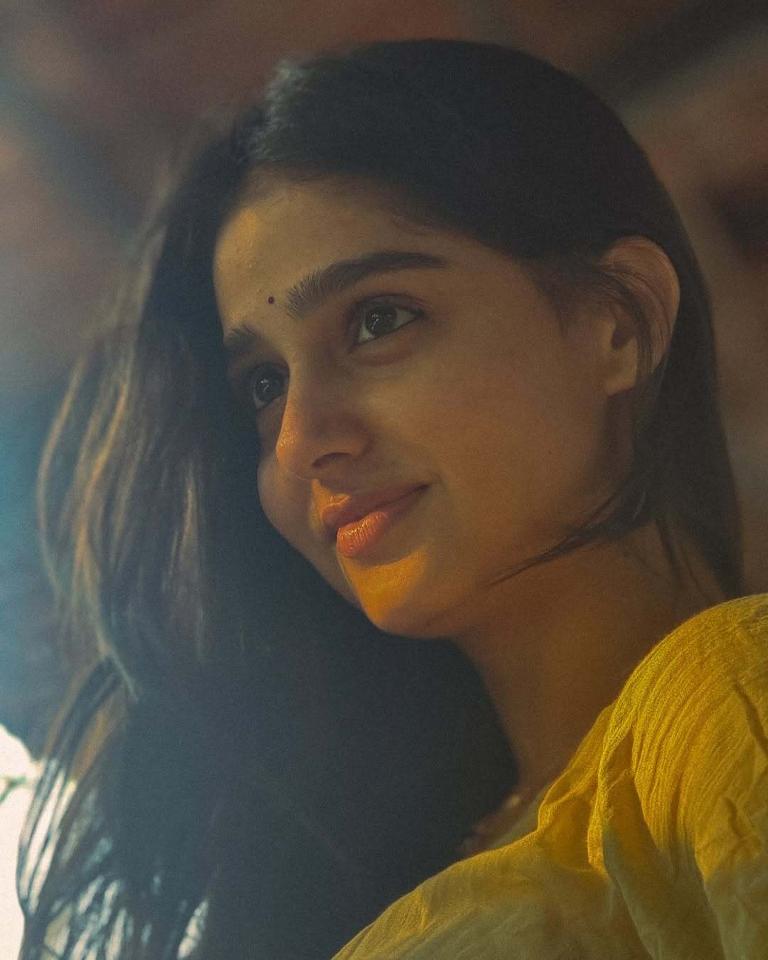 പ്രണയഭാവങ്ങളോടെ അനശ്വര; സുന്ദരീ എന്ന് ആരാധകര്‍ | Anaswara Rajan Looks ...