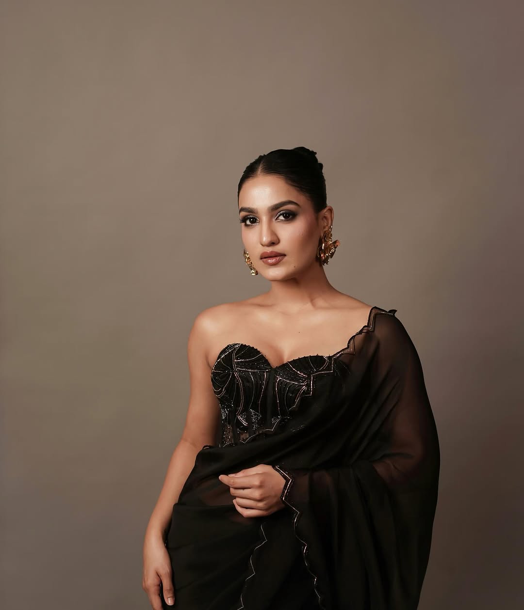 Actress Saniya Iyappan Looks Stunning in Black Sleeveless Saree - Filmibeat