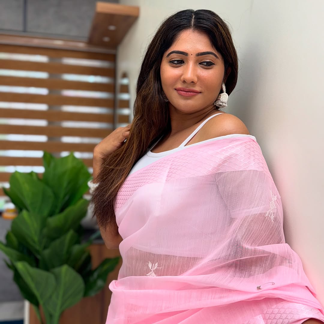 பிக் பாஸ் ஜூலியா இது?.. குட்டி நமீதா போல புசுபுசுன்னு மாறிட்டாரே ...