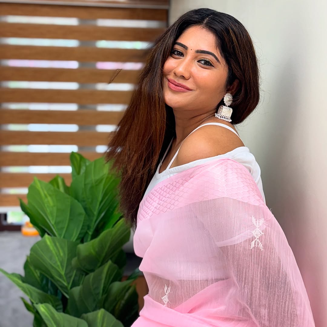 பிக் பாஸ் ஜூலியா இது?.. குட்டி நமீதா போல புசுபுசுன்னு மாறிட்டாரே ...