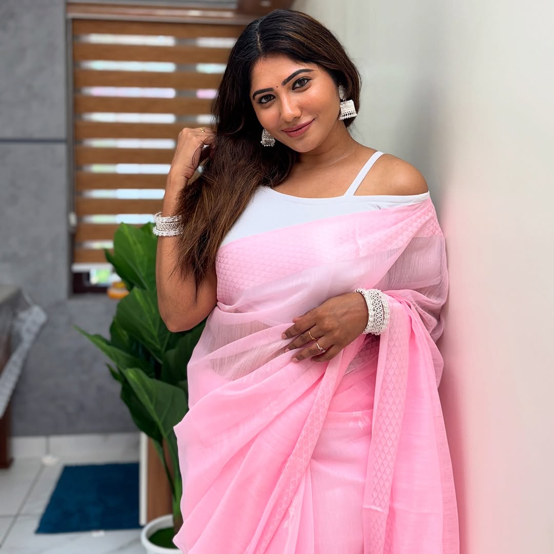 பிக் பாஸ் ஜூலியா இது?.. குட்டி நமீதா போல புசுபுசுன்னு மாறிட்டாரே ...