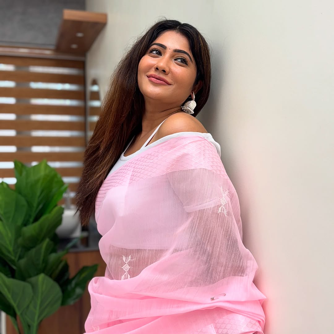 பிக் பாஸ் ஜூலியா இது?.. குட்டி நமீதா போல புசுபுசுன்னு மாறிட்டாரே ...