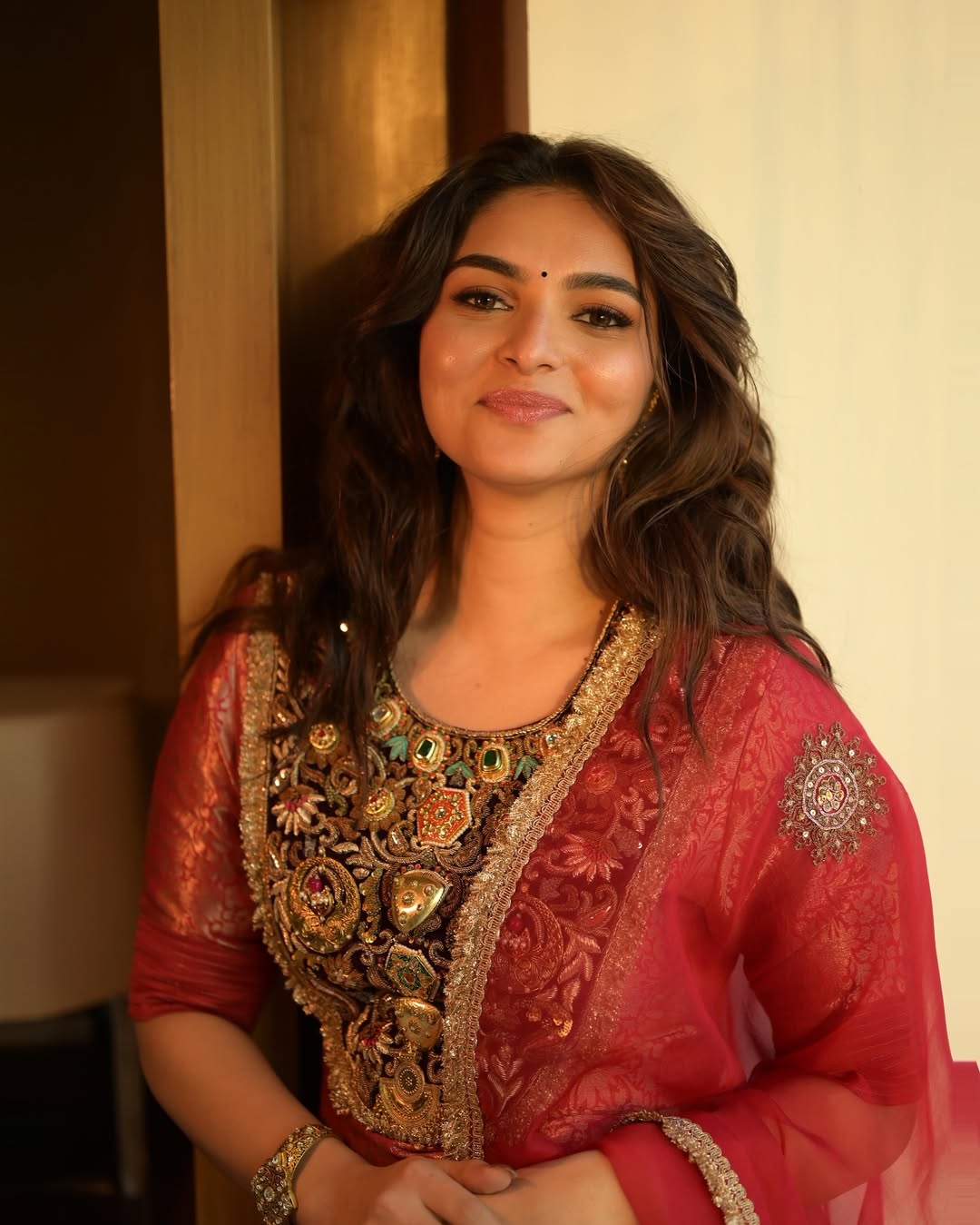 சுடிதார் அணிந்து வந்த சொர்க்கமே.. ரசிகர்களை அசரடித்த டிராகன் கயாடு ...