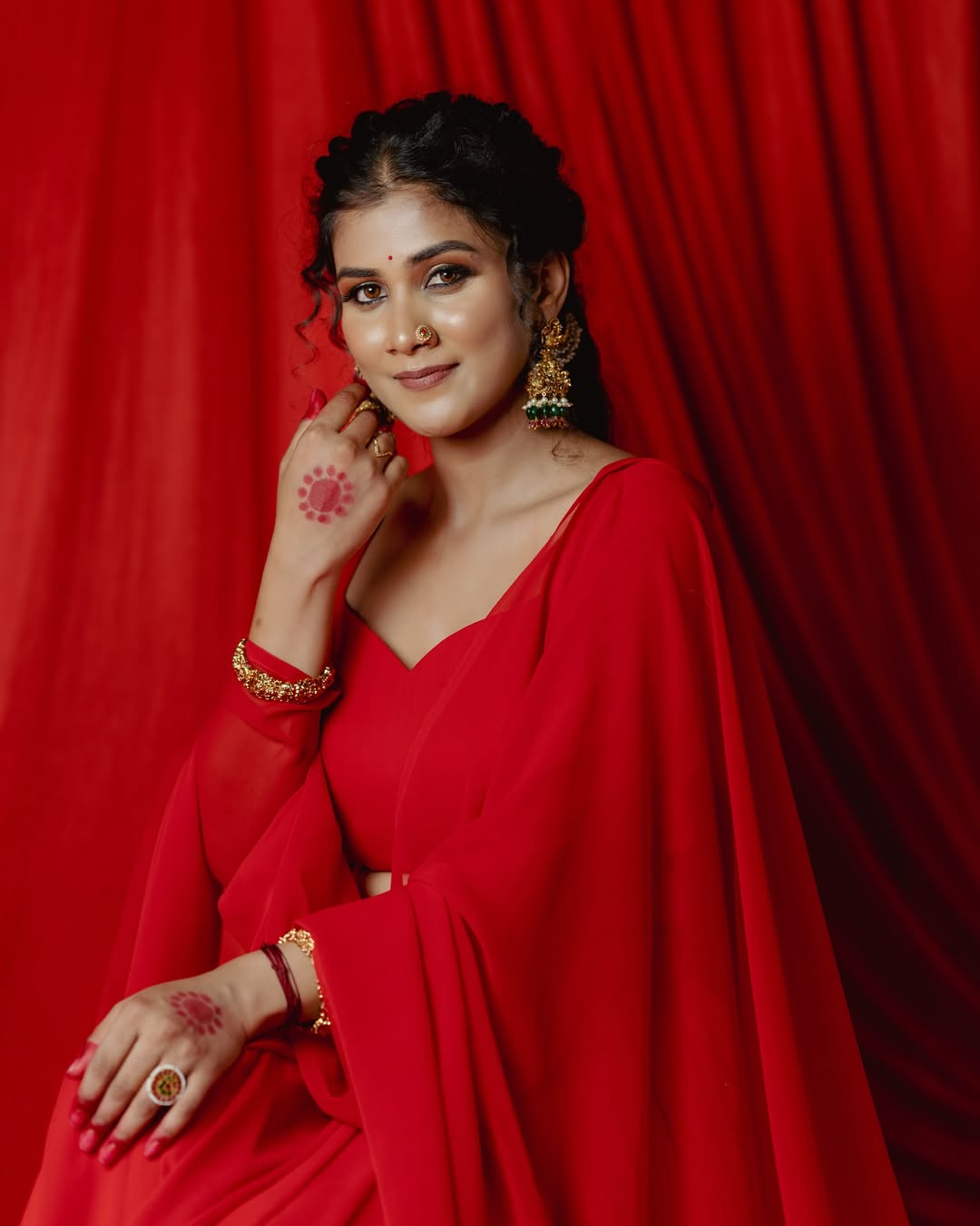 Gouthami Jadav Stuns Like A Queen In Red Saree Photoshoot - Filmibeat
