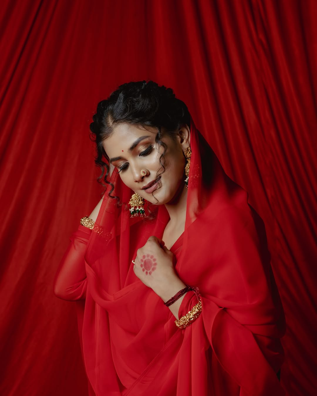 Gouthami Jadav Stuns Like A Queen In Red Saree Photoshoot - Filmibeat