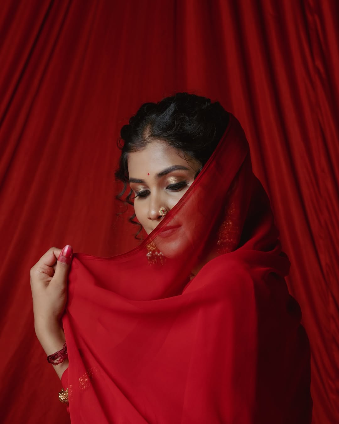 Gouthami Jadav Stuns Like A Queen In Red Saree Photoshoot - Filmibeat