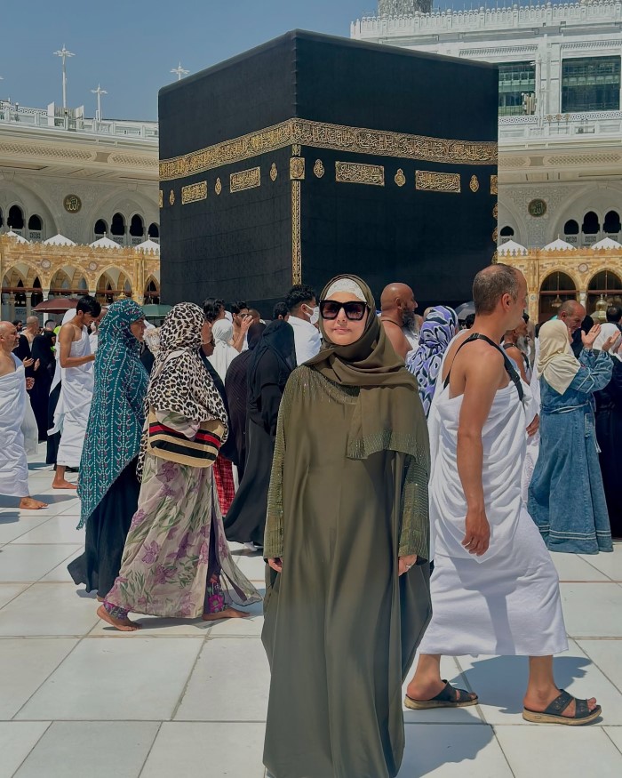 Hina Khan's Spiritual Journey: Umrah Amid Cancer Battle; SEE PICS ...