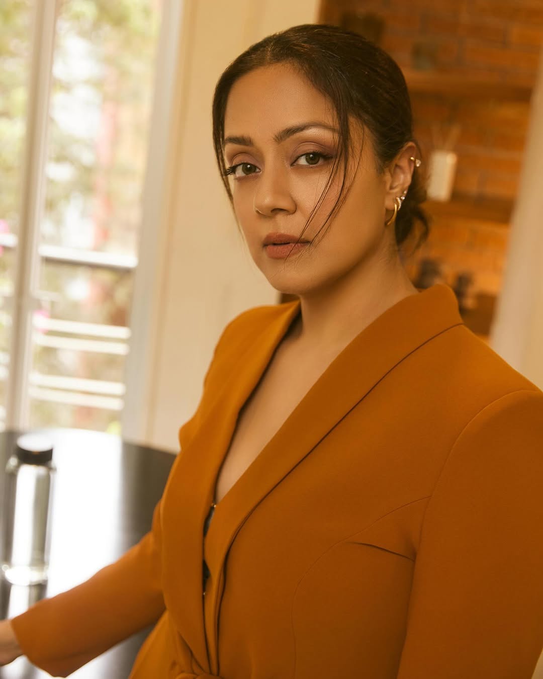 ஆத்தி எவ்ளோ பெரிய ஹீல்ஸ்.. கோட் சூட்டில் ஆளே அடையாளம் தெரியாமல் மாறிப்போன ஜோதிகா! | Jyothika ...