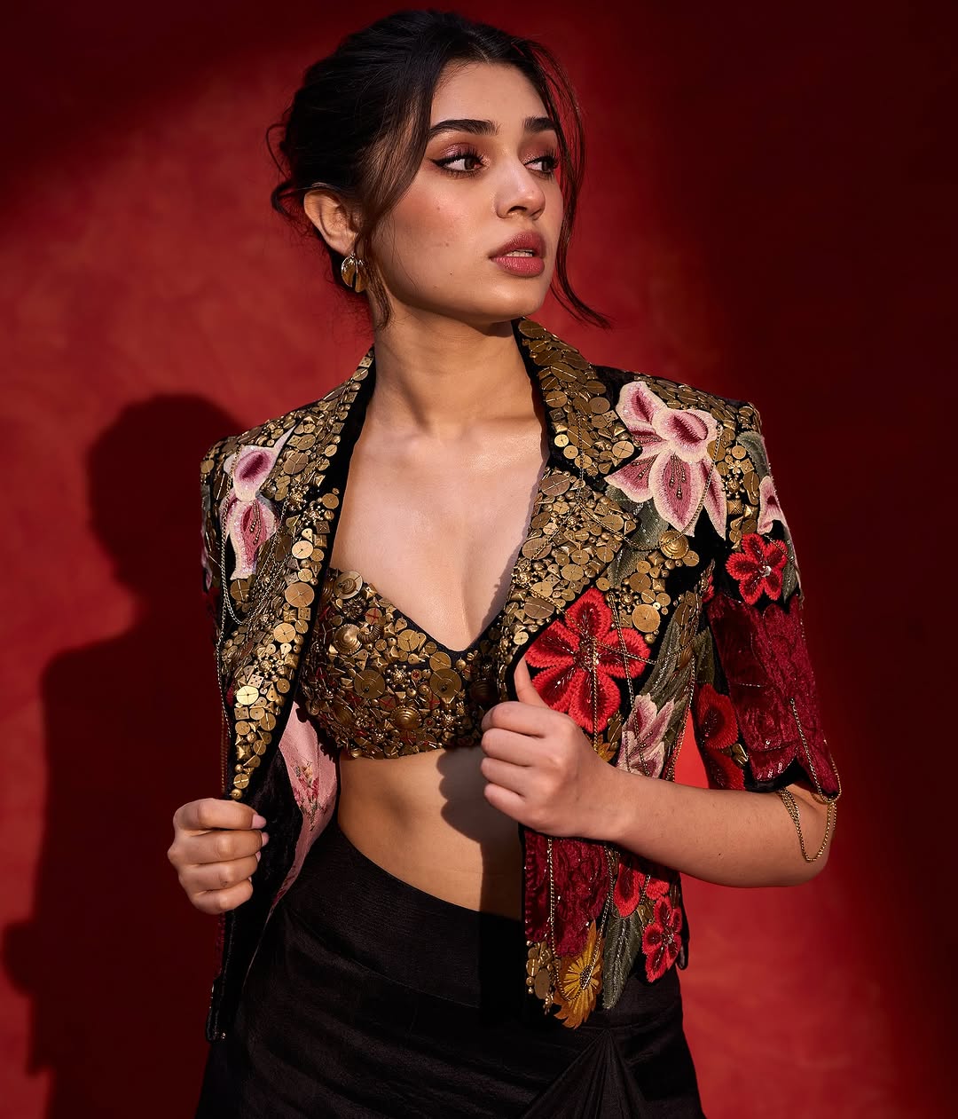 ఉప్పెన బ్యూటీ గ్లామర్ ట్రీట్ .. మోడ్రన్ ఔట్‌ఫిట్‌లో కృతి కిర్రాక్ అందాలు | Krithi Shetty ...