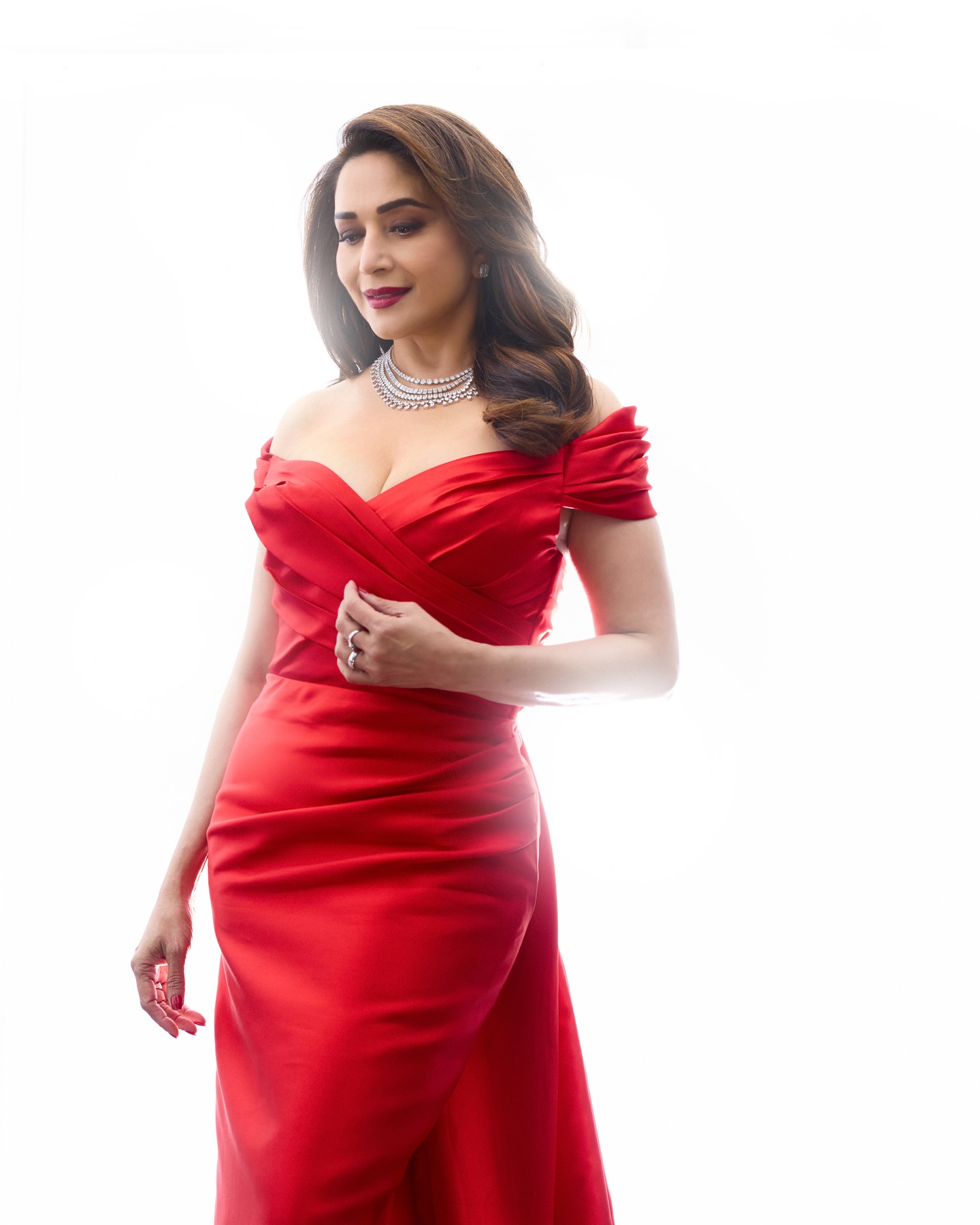 Madhuri Dixit Shines In A Glamorous Red Gown At IIFA 2025 - Filmibeat