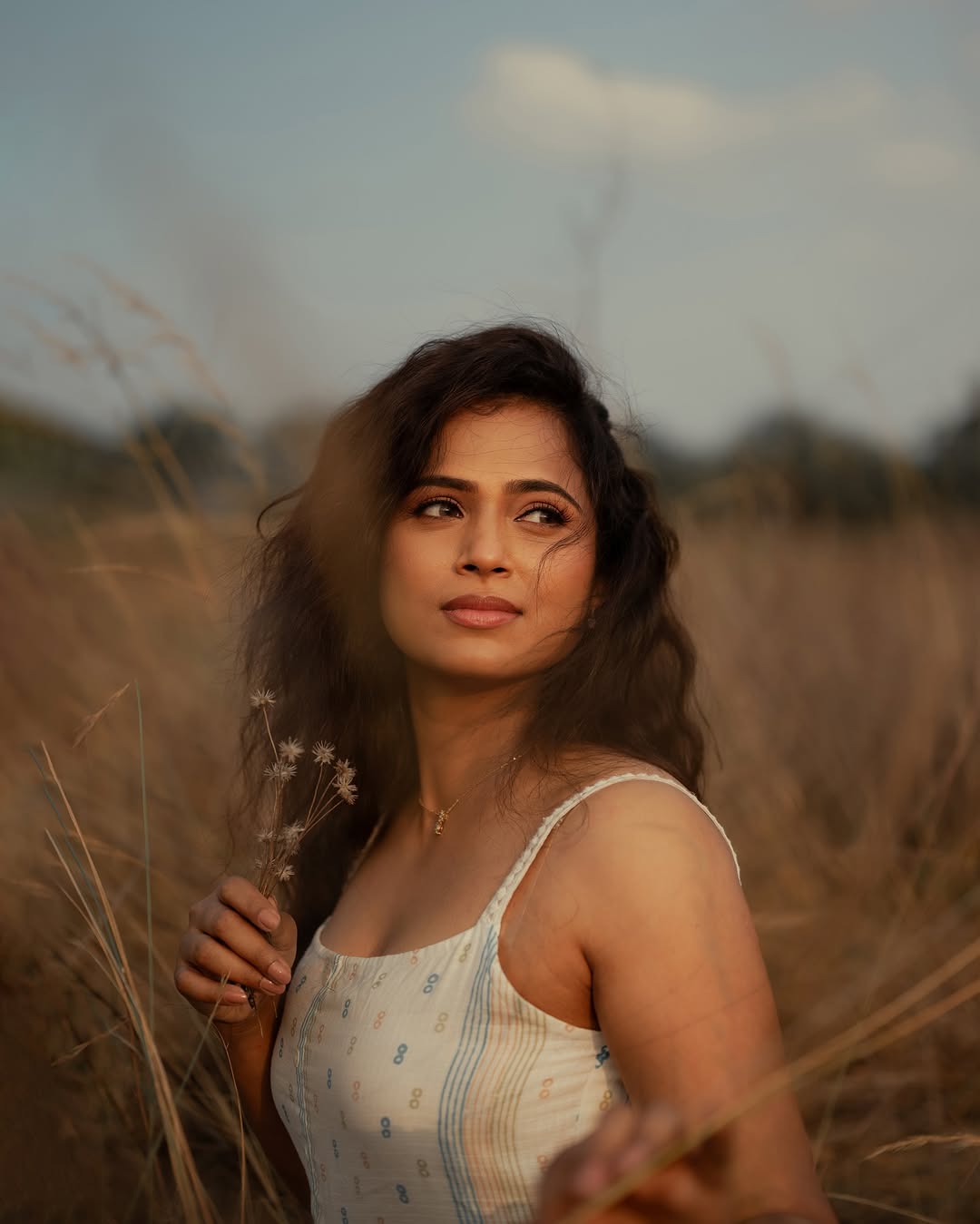 இதழின் ஓரம்.. திருமணத்துக்குப் பிறகு மீண்டும் போட்டோஷூட்டில் ரம்யா ...