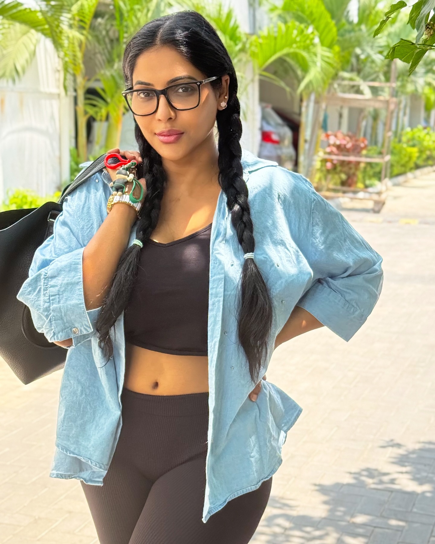 Reshma Pasupuleti's Stylish Casual Look In Black And Denim - Filmibeat
