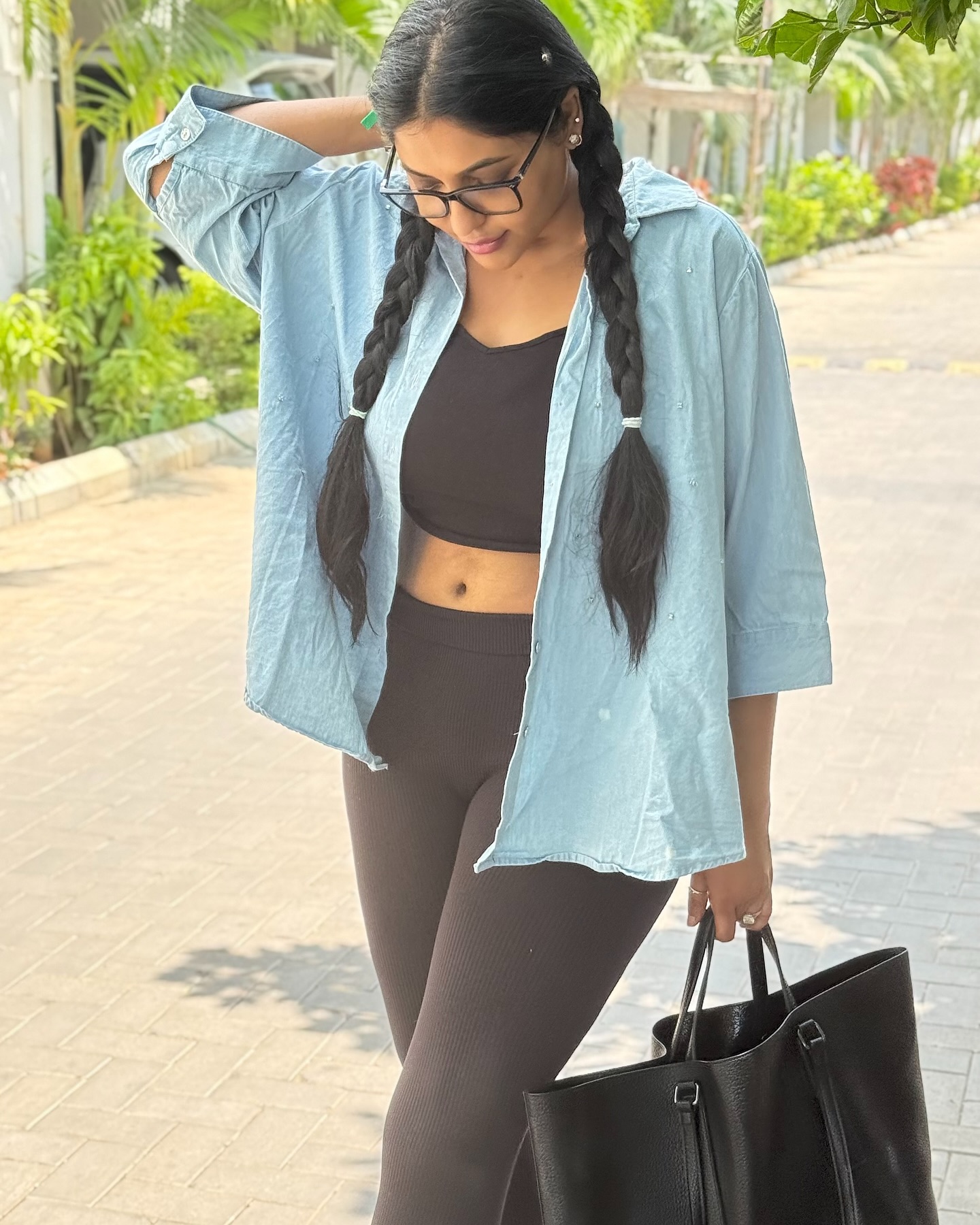 Reshma Pasupuleti's Stylish Casual Look In Black And Denim - Filmibeat
