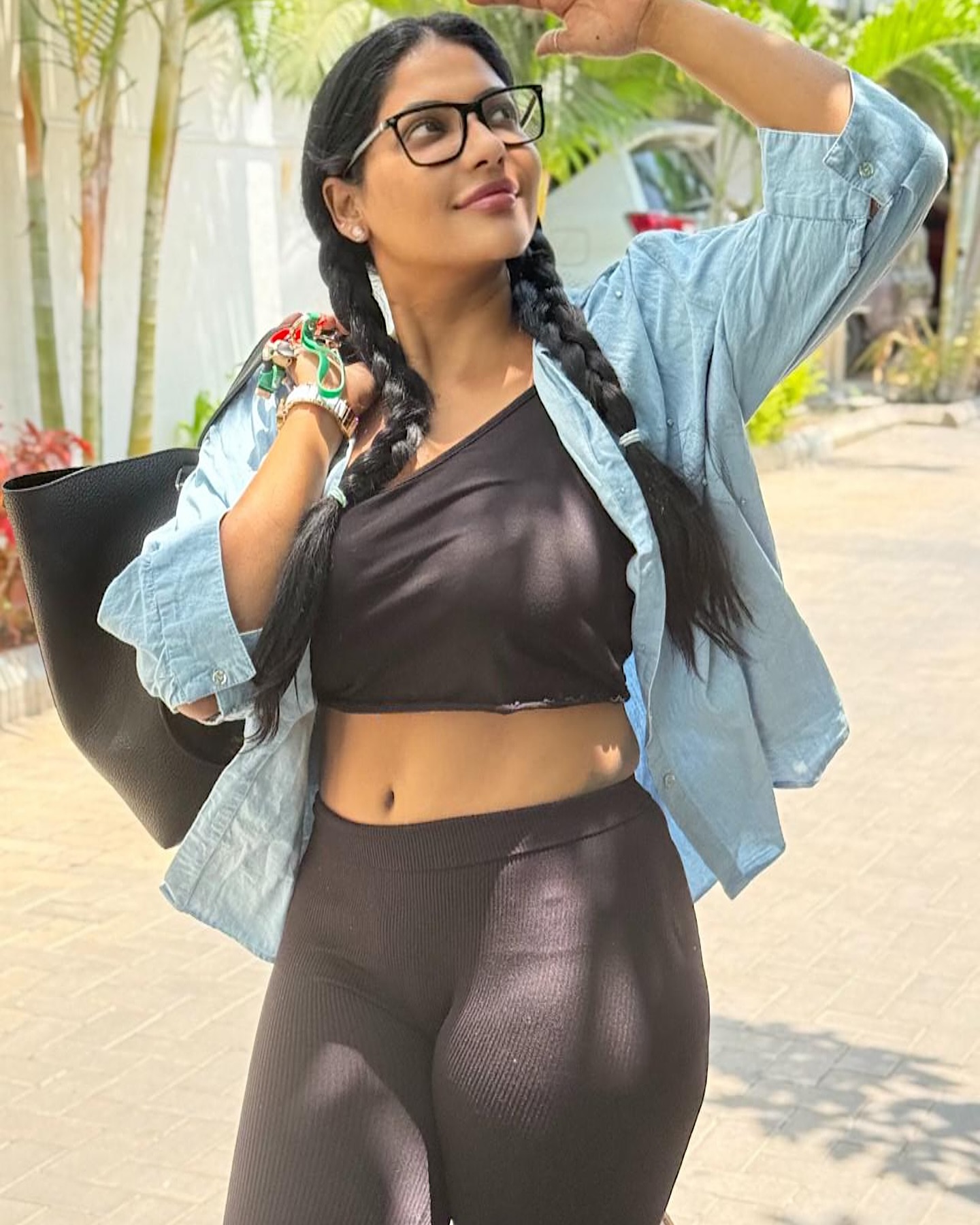 Reshma Pasupuleti's Stylish Casual Look In Black And Denim - Filmibeat