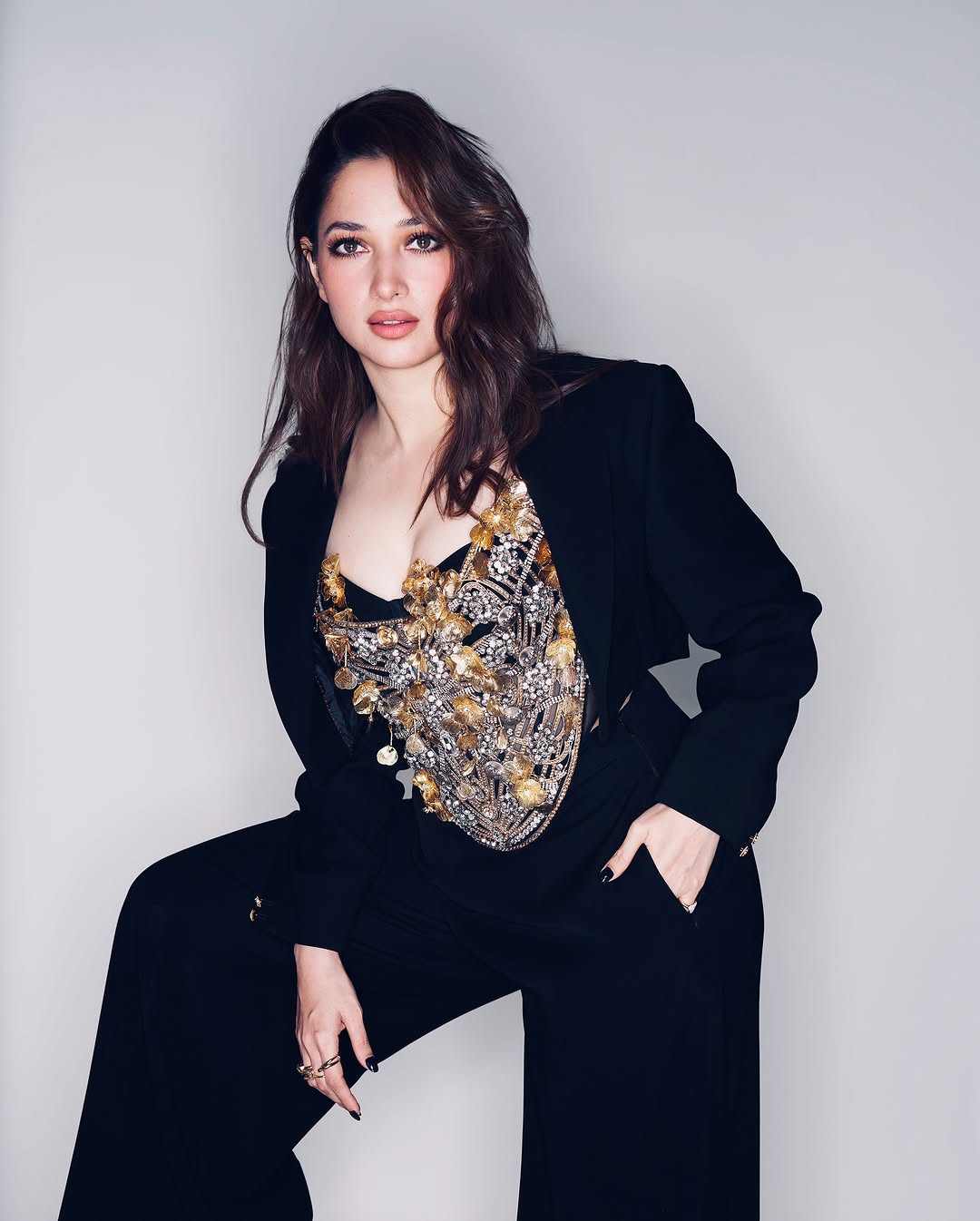 Tamannaah Bhatia: கிளாமர்தான் கவசமாம்.. இறுக்கமான உடையில் தமன்னா ...
