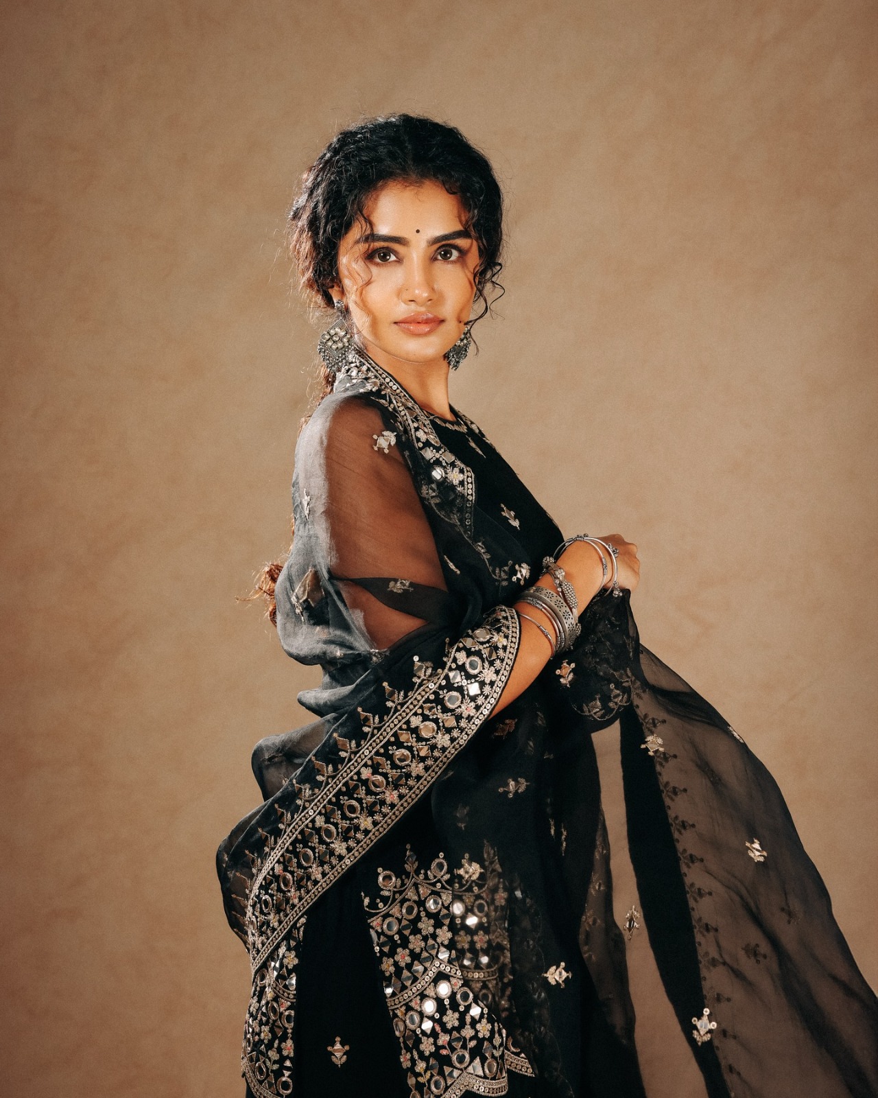 Actress Anupama Parameswaran And Dhruv Vikram Kissing Photos Goes Viral ...