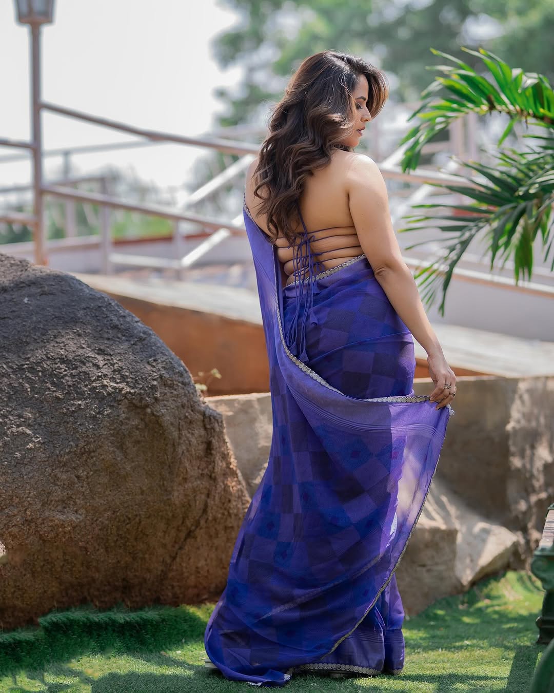 బ్లూ శారీలో అనసూయ అందాల జాతర .. 40 ఏళ్ల వయసులో అదిరేలా గ్లామర్ షో ...