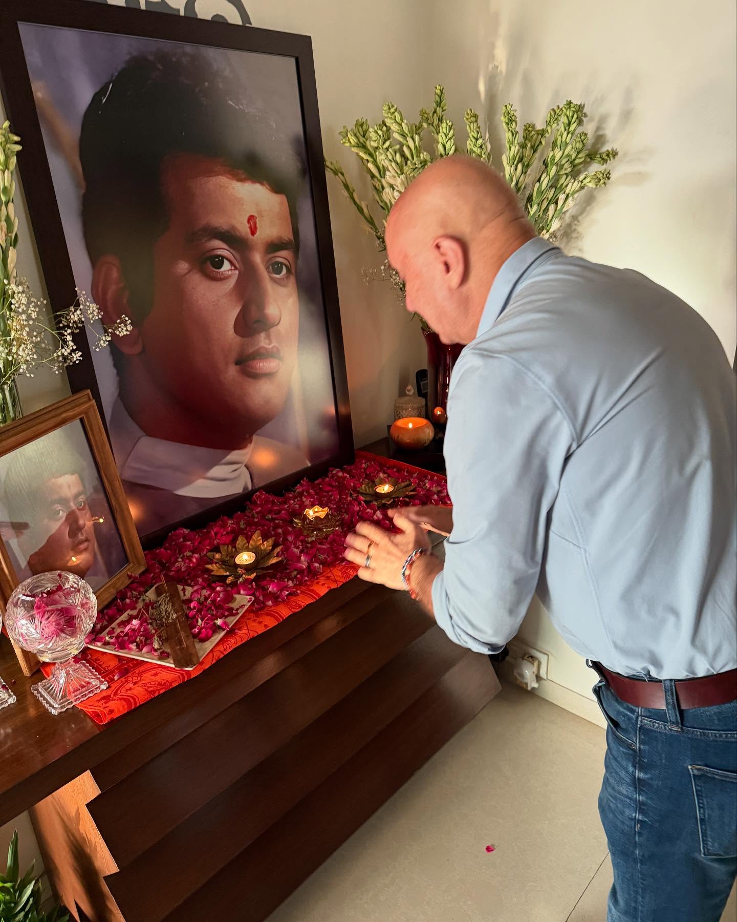 Anupam Kher Pays Tribute To Late Icon Manoj Kumar - Filmibeat