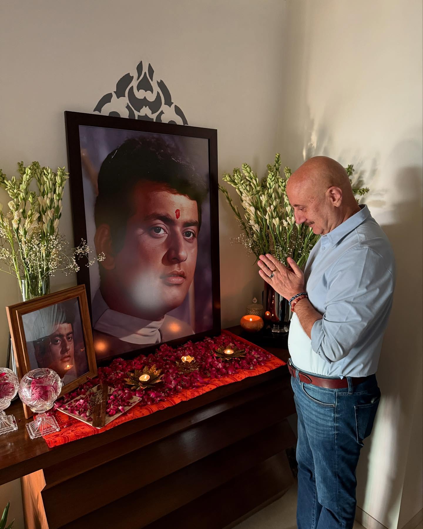 Anupam Kher Pays Tribute To Late Icon Manoj Kumar - Filmibeat