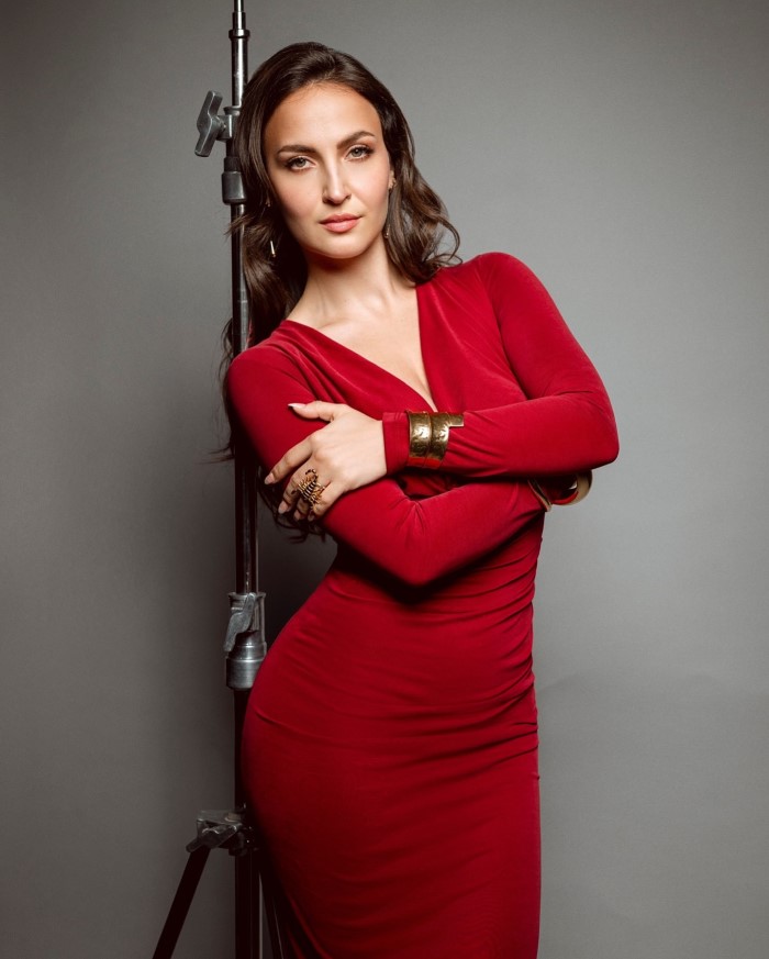 Elli AvrRam: A Bold and Beautiful Vision in Red - Filmibeat