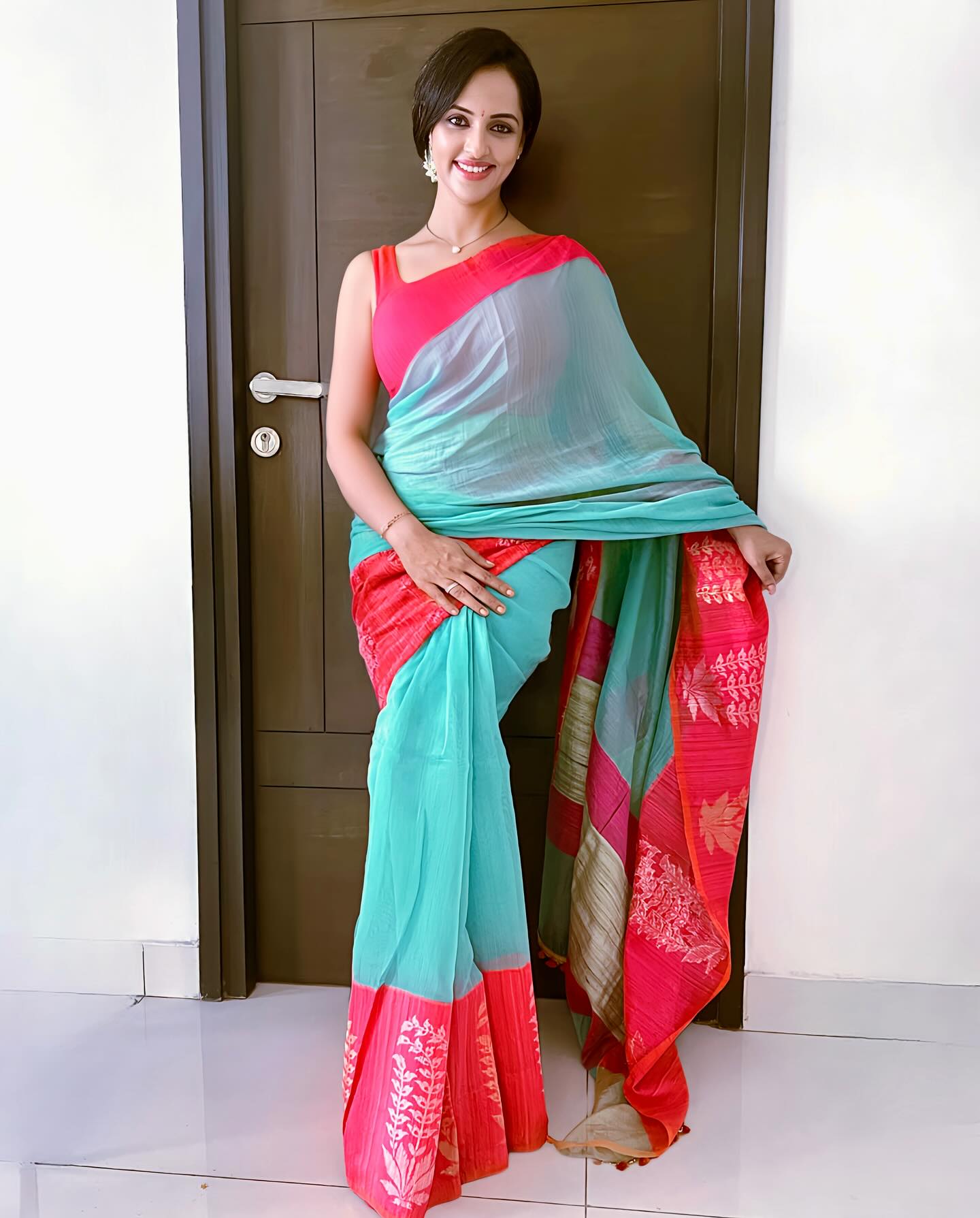 Jyothi Poorvaj Shines In Elegant Saree Photoshoot - Filmibeat