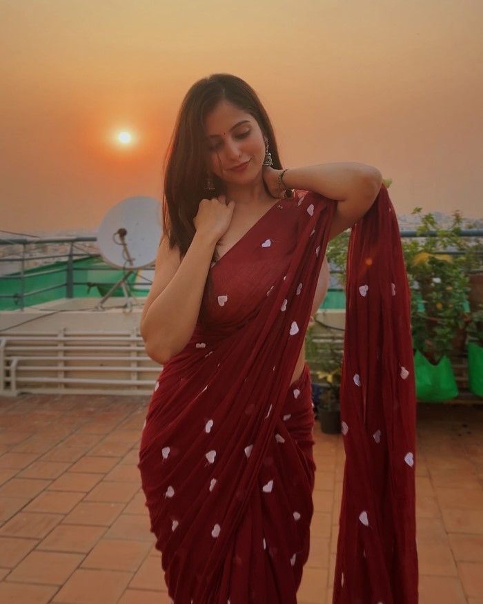 Niveditha Gowda's Timeless Saree Look: Sunset Glow - Filmibeat