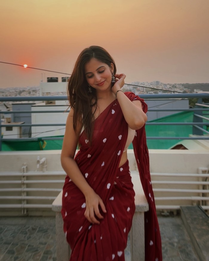 Niveditha Gowda's Timeless Saree Look: Sunset Glow - Filmibeat