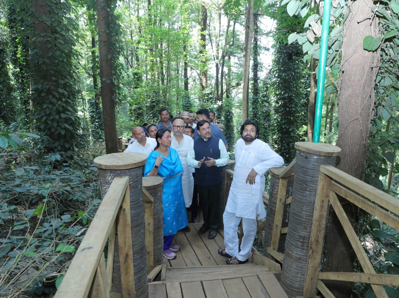 కురుడి శివాలయంలో పవన్ కళ్యాణ్ పూజలు.. గిరిజనులతో కలిసి అభిషేకం | Pawan ...