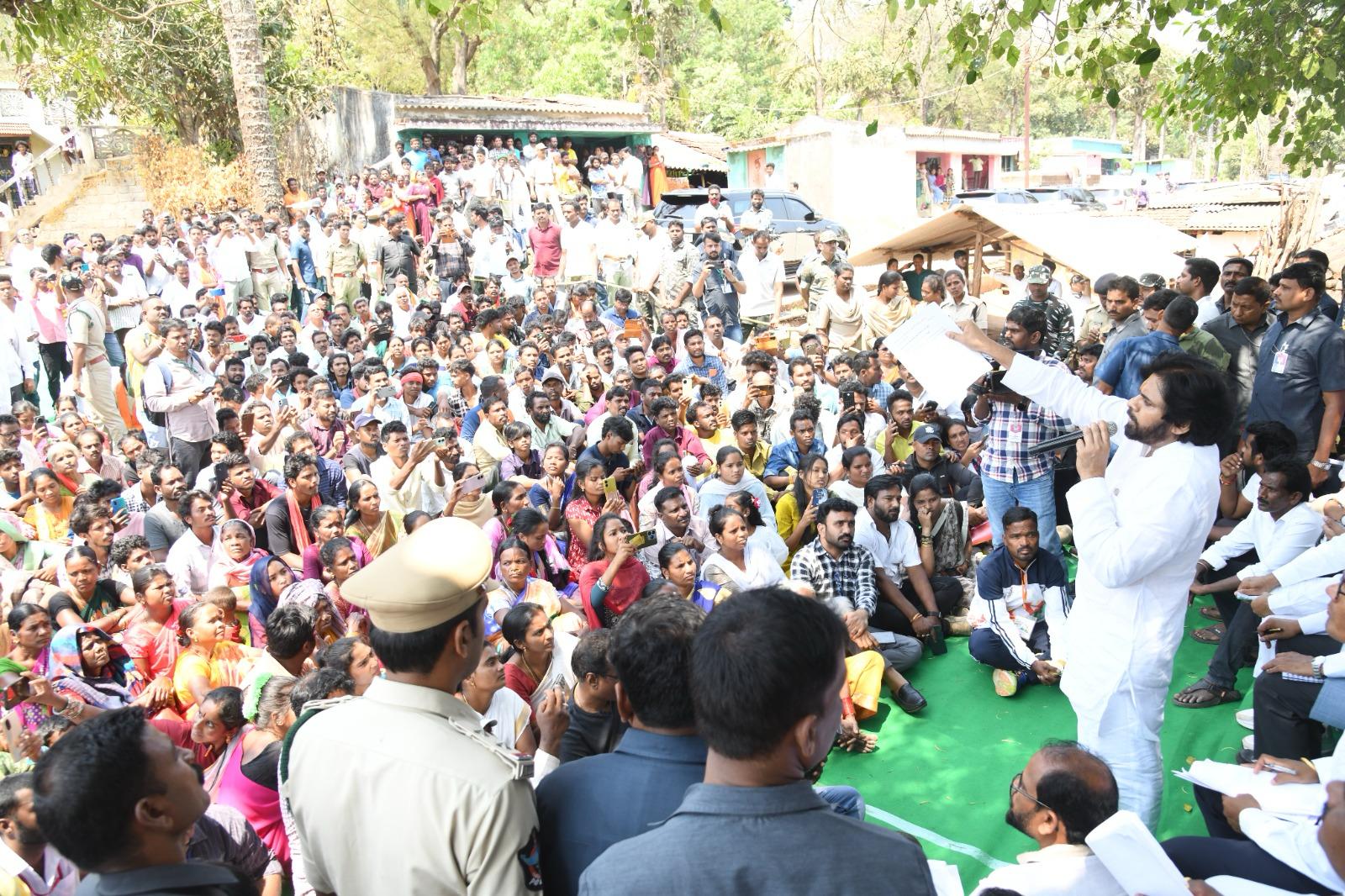కురుడి శివాలయంలో పవన్ కళ్యాణ్ పూజలు.. గిరిజనులతో కలిసి అభిషేకం | Pawan ...