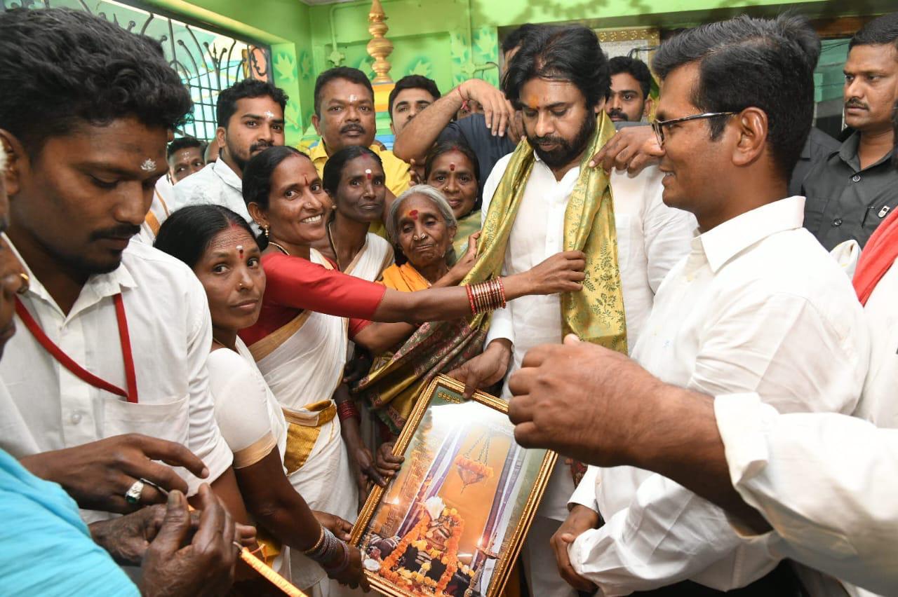కురుడి శివాలయంలో పవన్ కళ్యాణ్ పూజలు.. గిరిజనులతో కలిసి అభిషేకం | Pawan ...