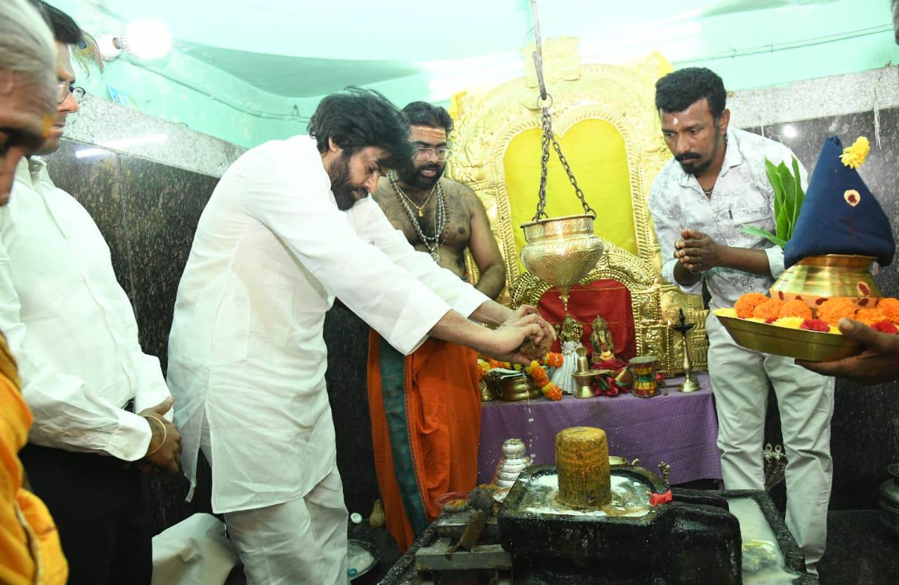 కురుడి శివాలయంలో పవన్ కళ్యాణ్ పూజలు.. గిరిజనులతో కలిసి అభిషేకం | Pawan ...