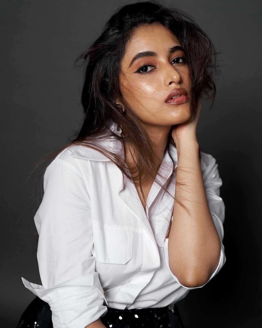 Priyanka Mohan : వారెవ్వా అనిపించేలా ప్రియాంక అందాలు .. వైట్ షర్ట్‌లో ...