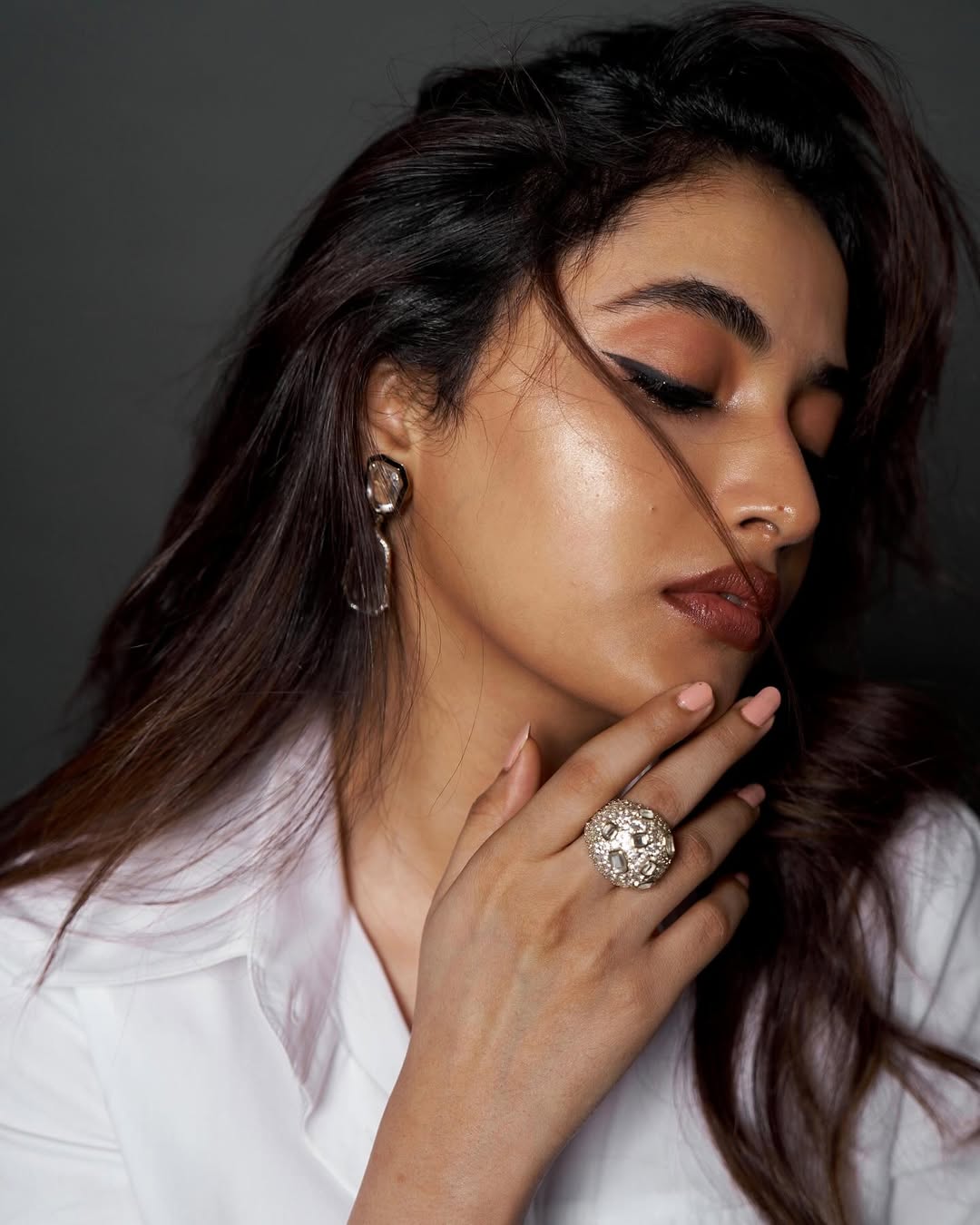Priyanka Mohan : వారెవ్వా అనిపించేలా ప్రియాంక అందాలు .. వైట్ షర్ట్‌లో ...