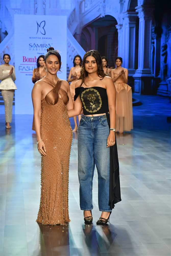 Rakul Preet Singh Dazzles as Showstopper for Nishtha Bansal at Bombay Times Fashion Week - Filmibeat