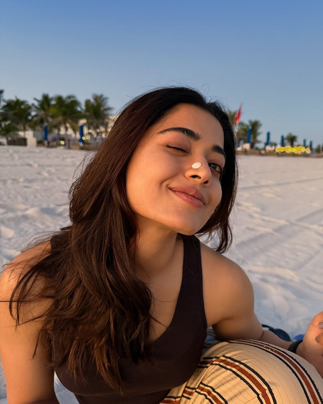 Rashmika Mandanna : బీచ్‌లో రష్మిక మందన్న గ్లామర్ షో.. విహర యాత్రలో ...