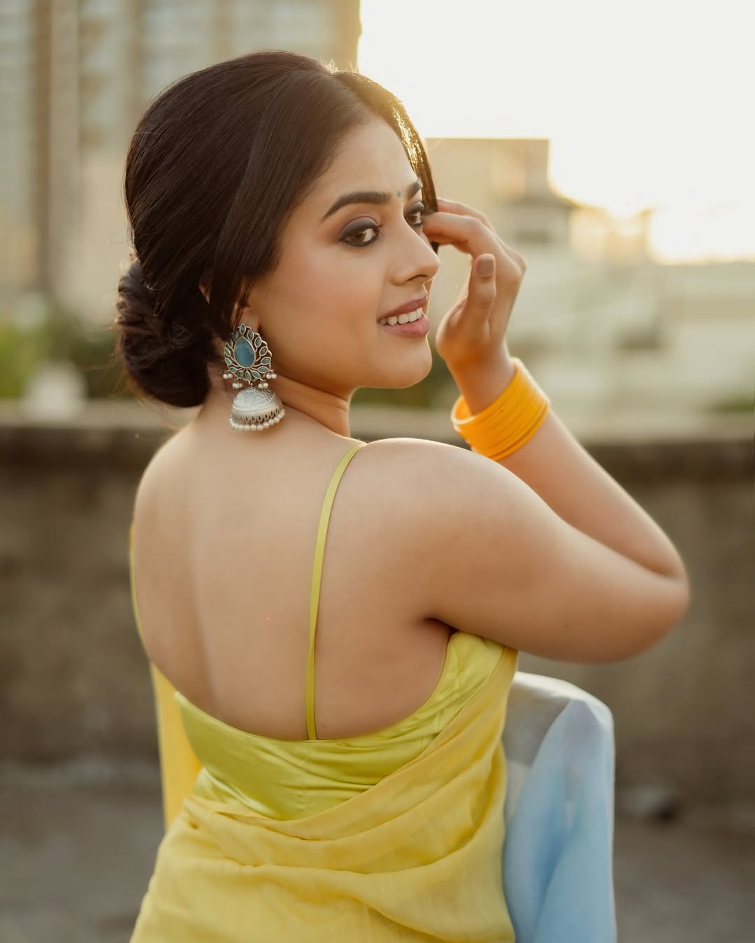 மஞ்சக்காட்டு மைனாவாக மாறி நிக்கிறது யாருன்னு பாருங்க.. சித்தி இத்னானியின் செம பிக்ஸ்! | Siddhi ...