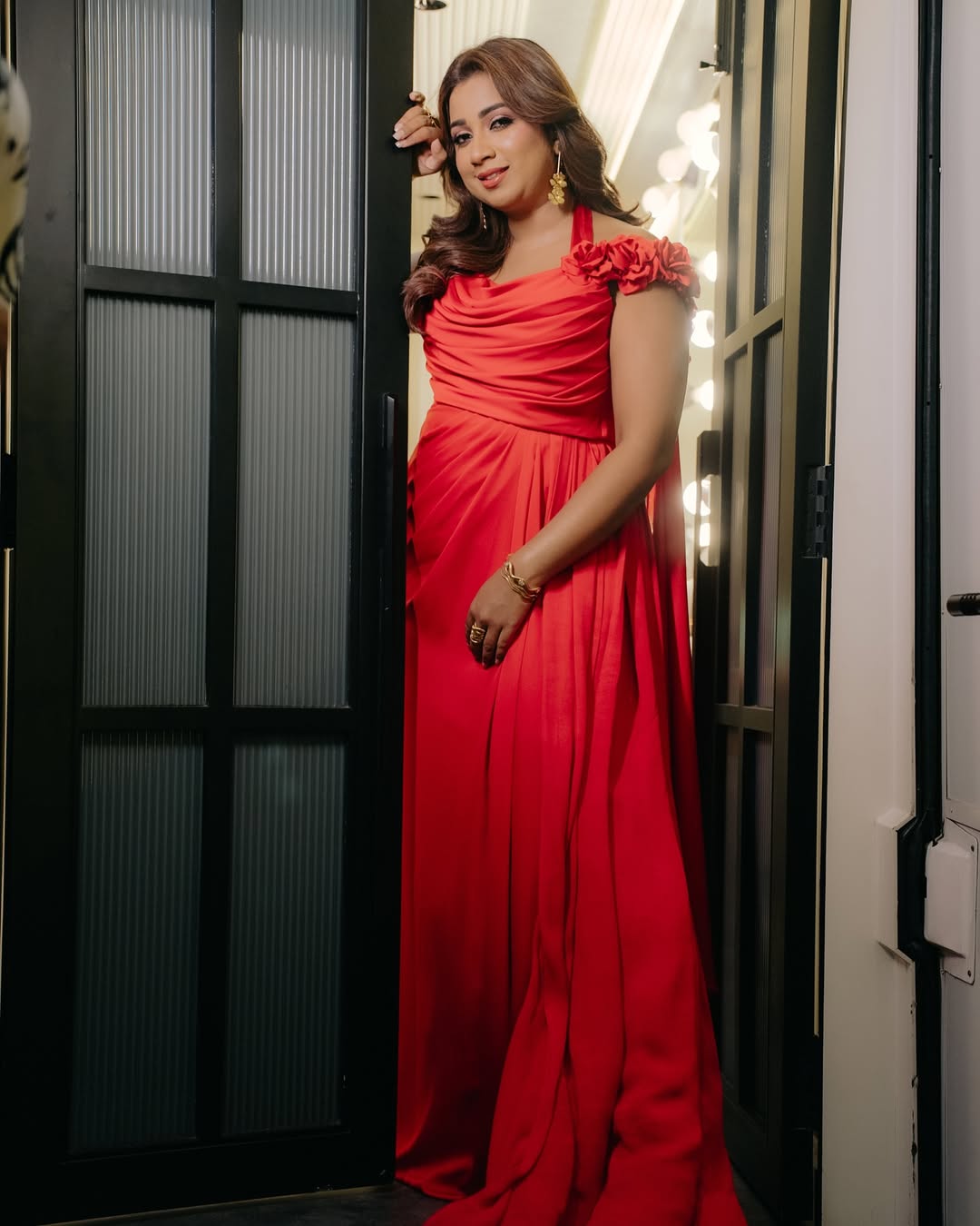Singer Shreya Ghoshal Looks Stunning in Red Gown - Filmibeat